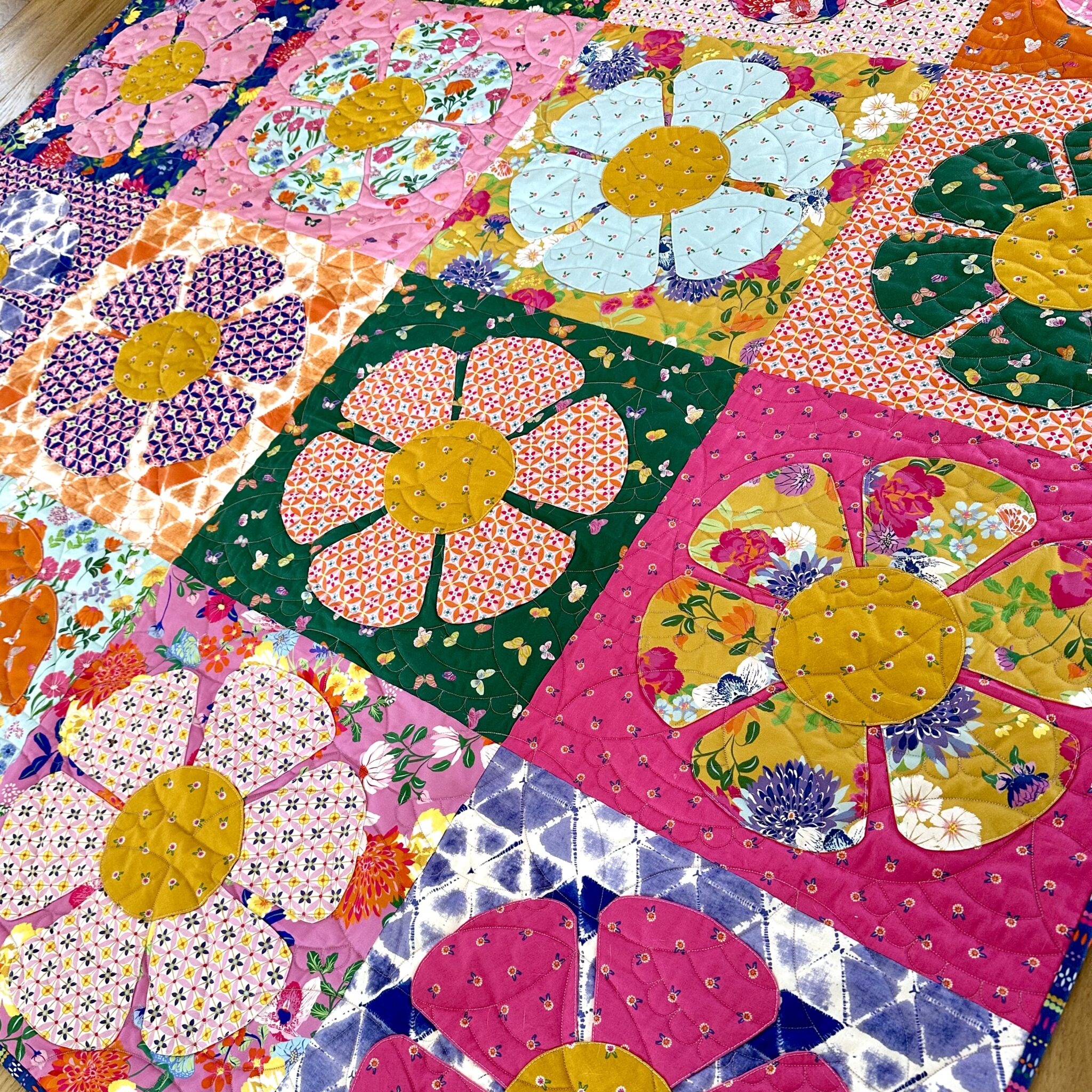 Sara's Retro Daisy Quilt with Splendid!